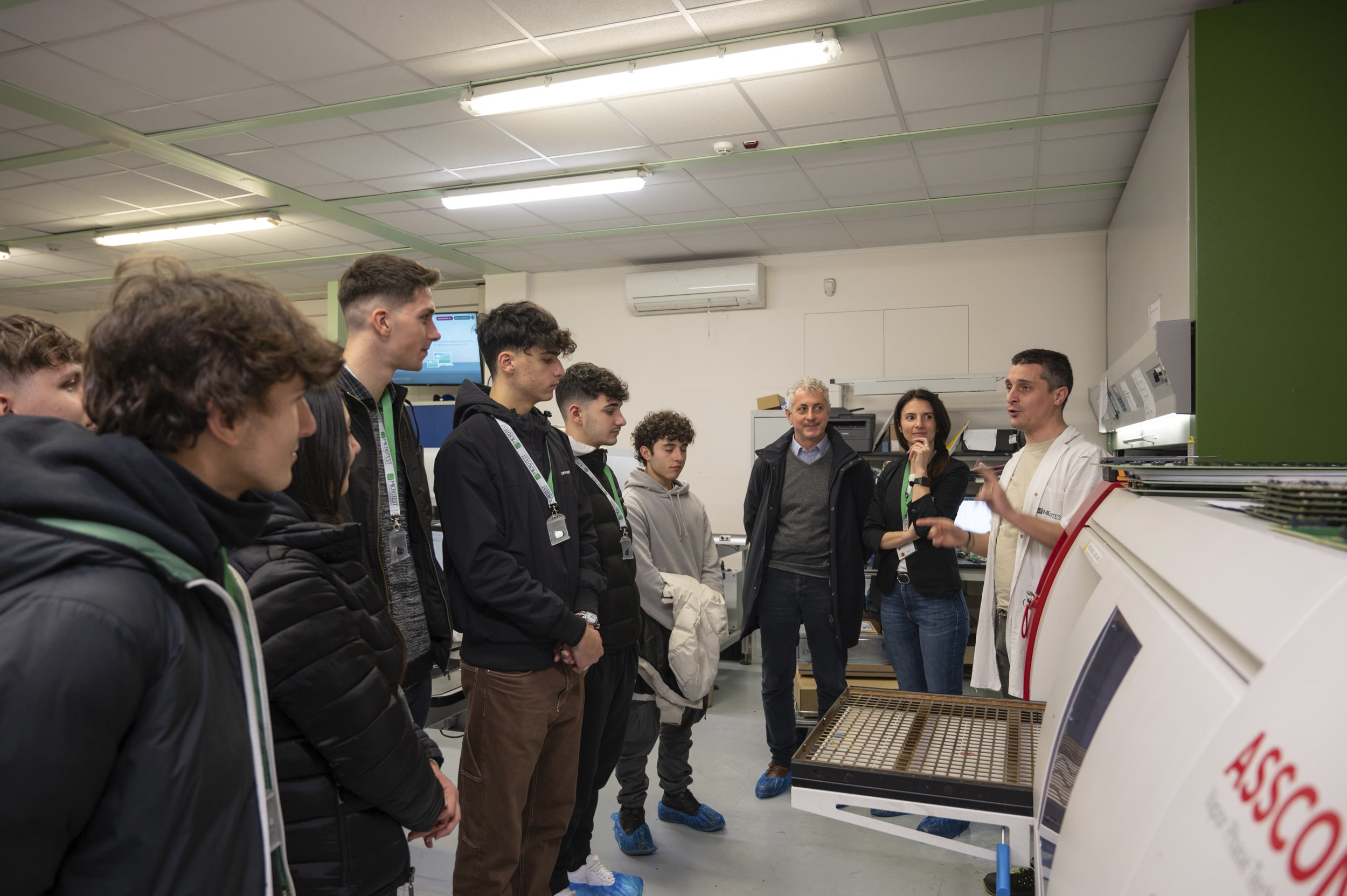 Visita degli studenti dell’ITI “Da Vinci” di Pisa - Microtest ...